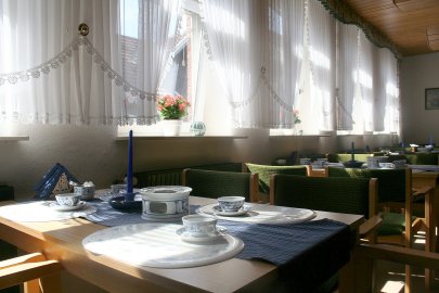 Dr. Eilert Ommen mit Reisegruppe in Ostfriesland - General-Anzeiger